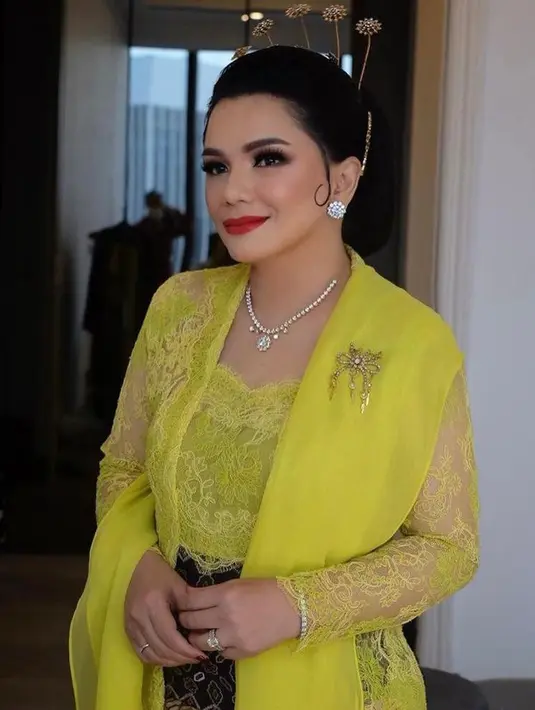 8 Inspirasi Padu Padan Kebaya Warna Kuning Ala Yuni Shara Soimah