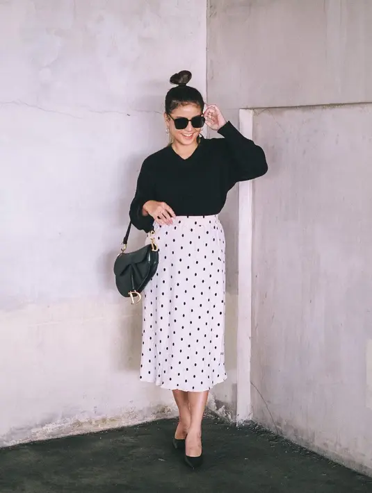 12 Outfit Monokrom Hitam Putih Awkarin Dari Chic Sampai Edgy Photo