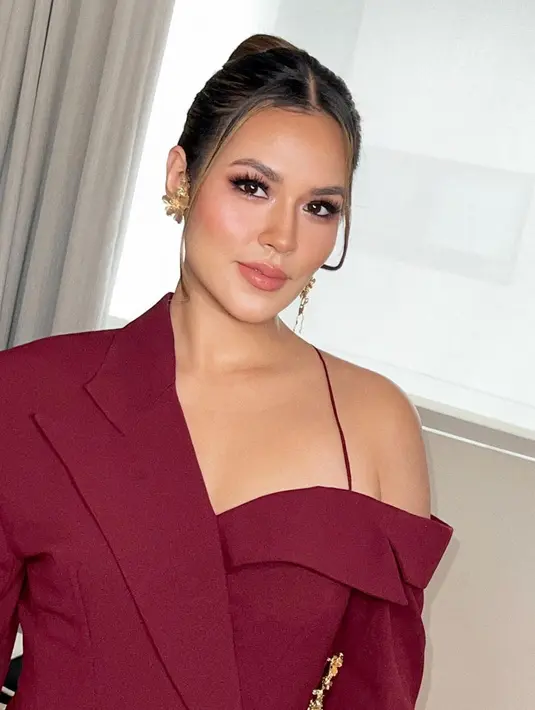 6 Potret Tampilan Stunning Raisa Andriana Hadiri Grammys 2024 Dengan