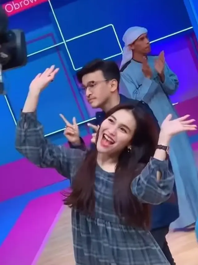 Gaya Adem Ayu Ting Ting Di Tv Saat Ramadan Kenakan Dress Juga Kaftan