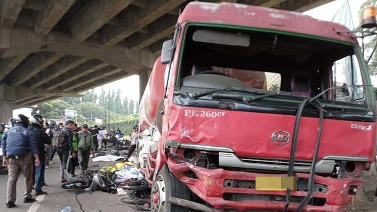 Polisi Tetapkan Sopir Dan Kernet Truk Pertamina Tersangka Kecelakaan