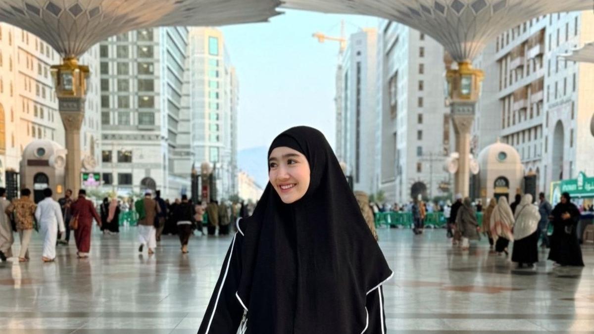 6 Pesona Febby Rastanty Saat Umrah Tampil Cantik Dalam Balutan Hijab