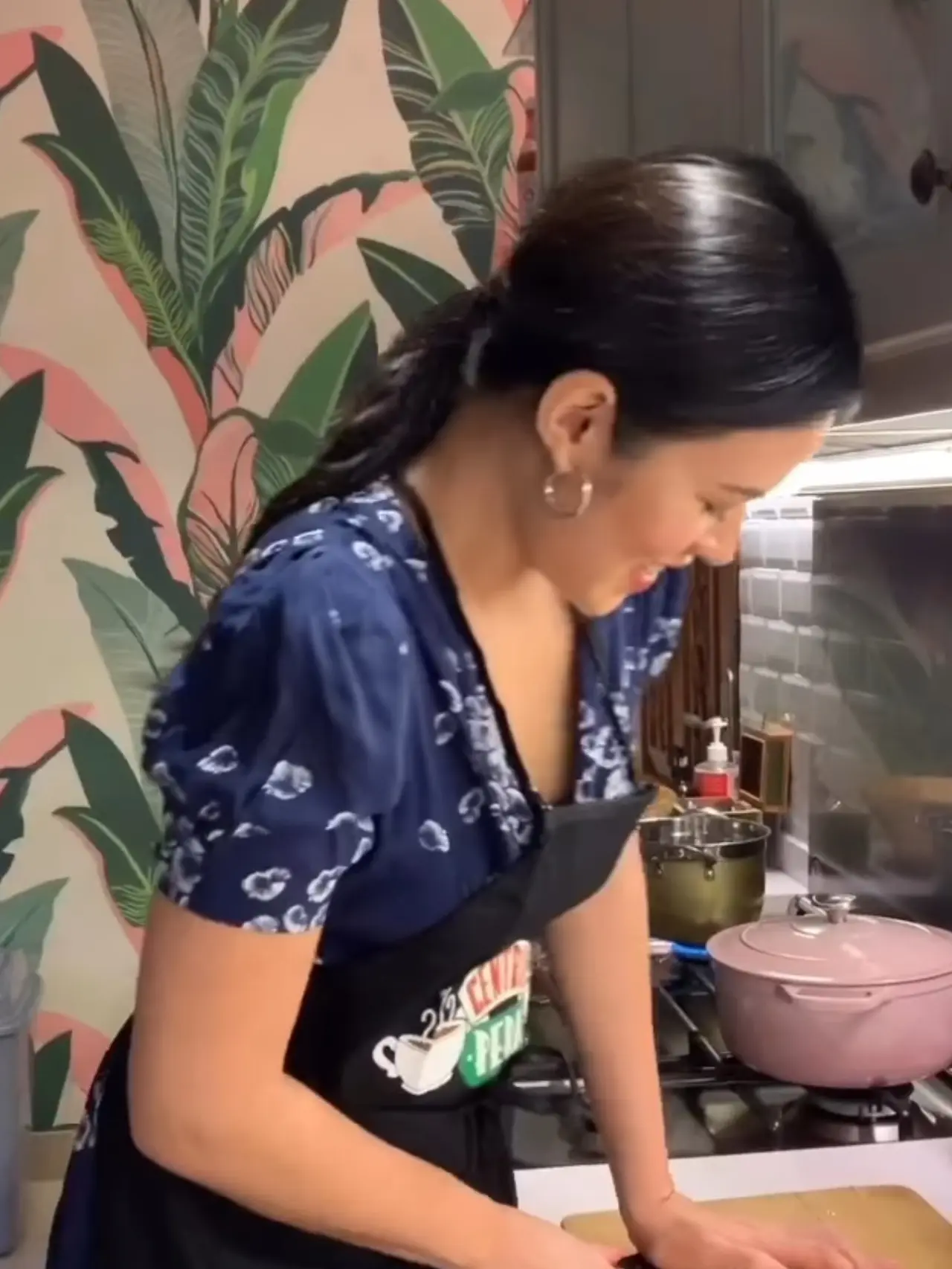 6 Momen Raisa Masak Pasta Untuk Hamish Daud Curi Perhatian Hot