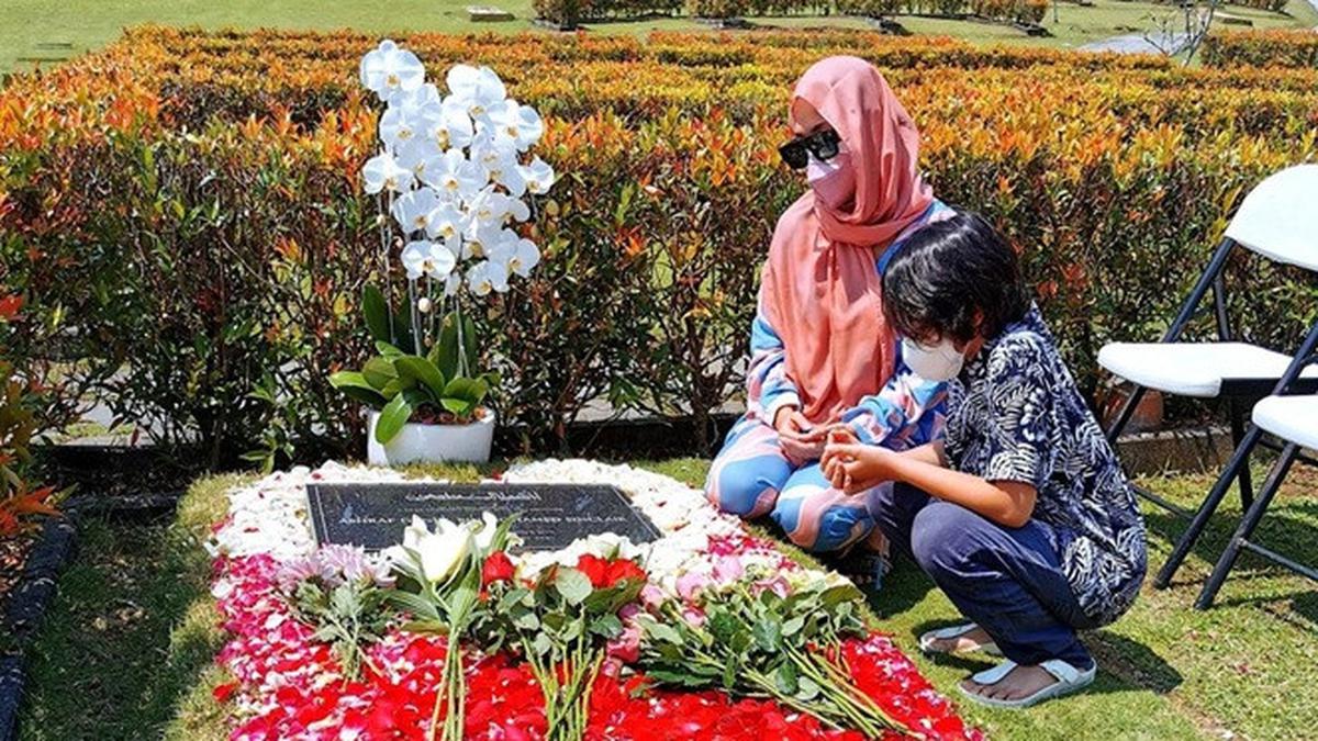 Potret Bunga Citra Lestari Ziarah Ke Makam Ashraf Sinclair Pesannya