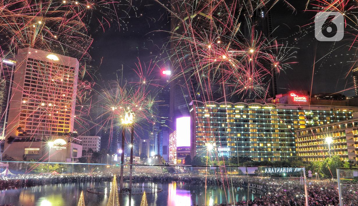 Kemeriahan Pesta Kembang Api Warnai Langit Jakarta Di Malam Pergantian