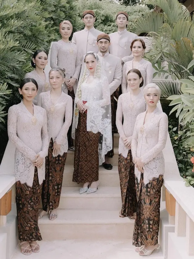 7 Pesona Bunga Citra Lestari Dalam Balutan Kebaya Nasional Di Akad