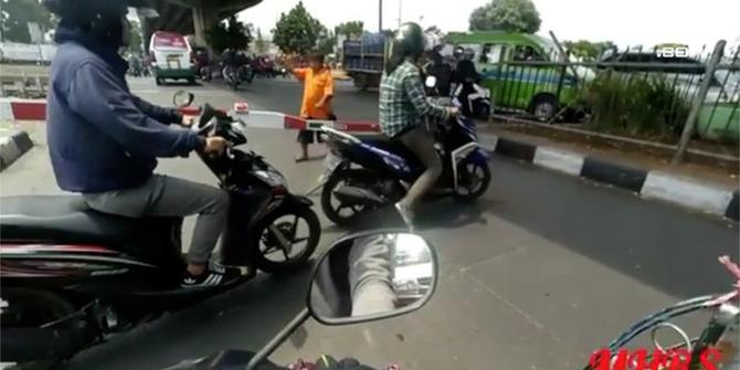 Video Jangan Ditiru Pemotor Ramai Terobos Perlintasan Kereta Api