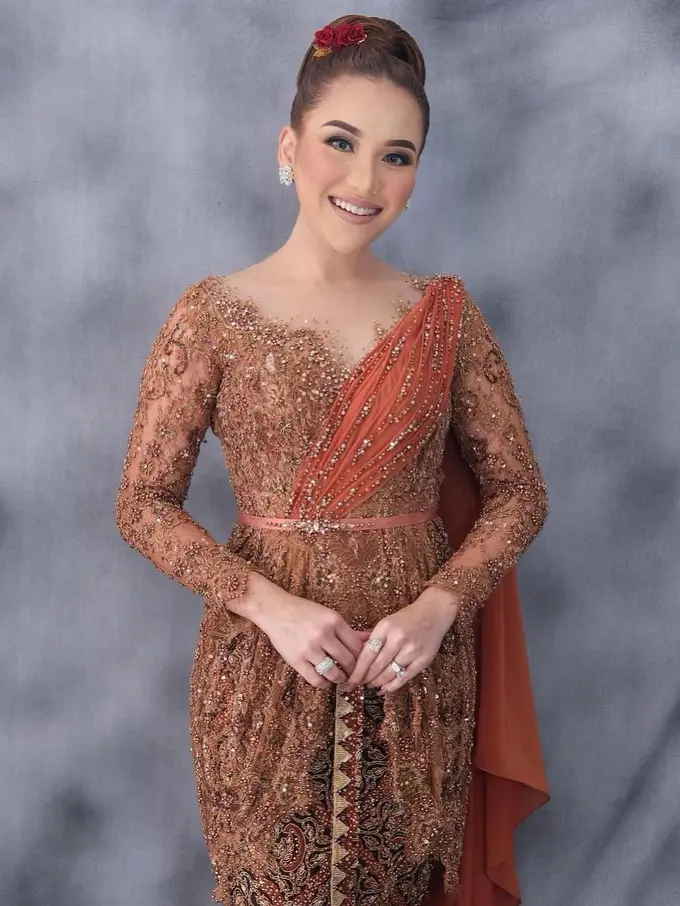 Pesona Kebaya Off Shoulder Dari Ayu Ting Ting Hingga Sandra Dewi