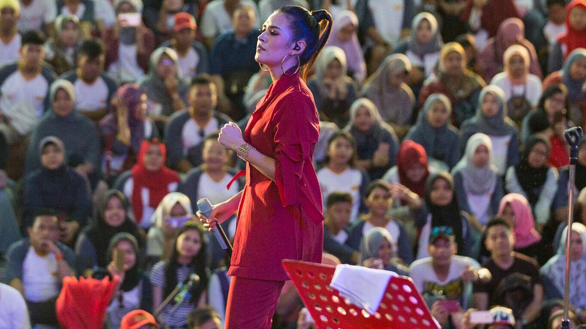 Merinding Dramatis 5 Gaya Raisa Pakai Outfit Merah Menyala Fashion