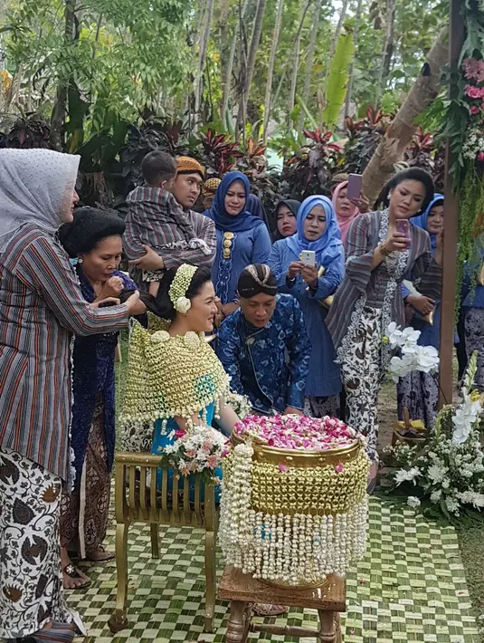 Foto Foto Vicky Shu Saat Prosesi Siraman Dan Midodareni Sebelum Menikah