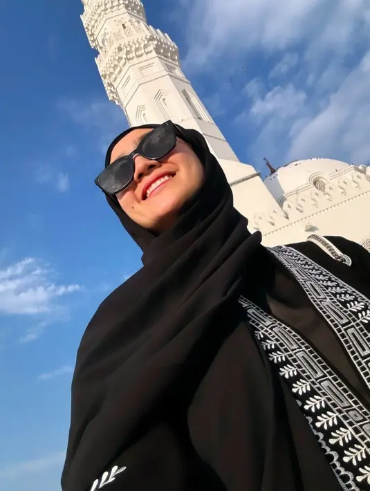 6 Pesona Febby Rastanty Saat Umrah Tampil Cantik Dalam Balutan Hijab