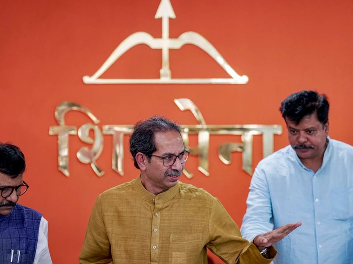 Uddhav Thackeray Vs Eknath Shinde पेटवा मशाली जागाही ठरली वेळही