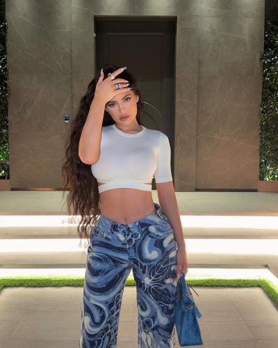 See Pics Kylie Jenner Sizzling Pictures Goes Viral On Internet