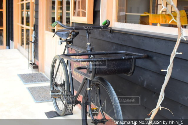 建物の脇に駐車している自転車の写真・画像素材 3343224 Snapmart（スナップマート）