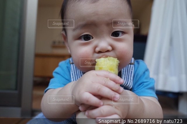 縁側に座って焼き芋を食べる赤ちゃんの写真・画像素材 2689716 Snapmart（スナップマート）