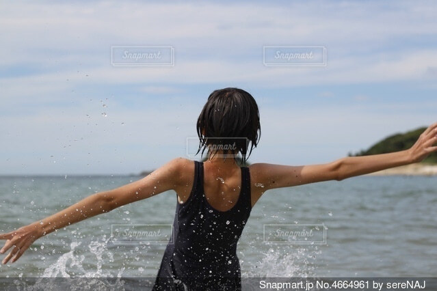 海水浴を楽しむ少女の写真・画像素材 4664961 Snapmart（スナップマート）