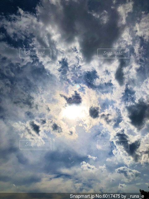 雲の隙間から差し込む太陽の光の写真・画像素材 6017475 Snapmart（スナップマート）