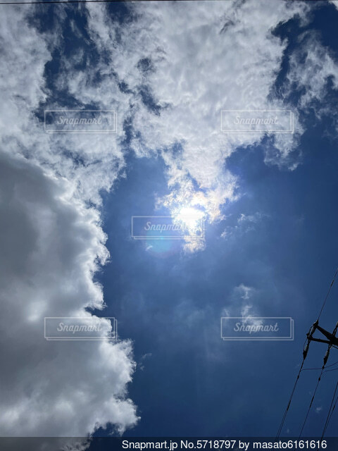 雲の隙間から差し込む太陽の写真・画像素材 5718797 Snapmart（スナップマート）