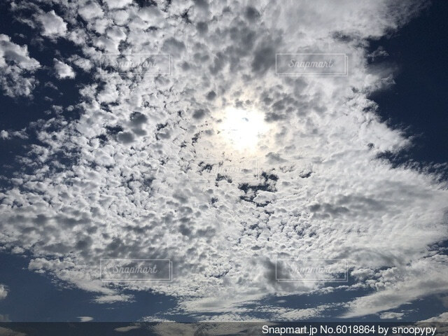 雲の隙間から差し込む太陽の光の写真・画像素材 6018864 Snapmart（スナップマート）