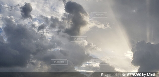 雲の隙間から差し込む光芒の写真・画像素材 5775269 Snapmart（スナップマート）