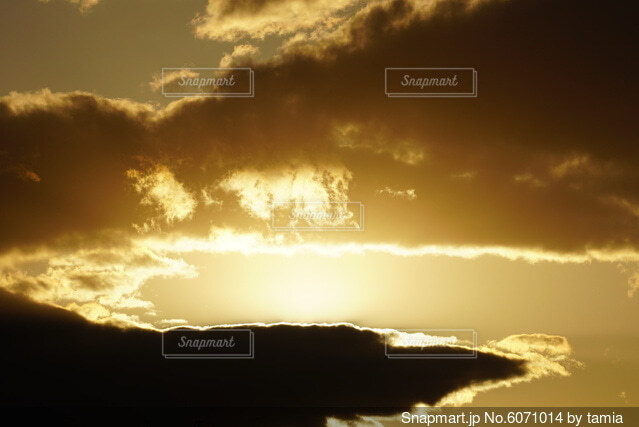 雲の間から差し込む夕日の写真・画像素材 6071014 Snapmart（スナップマート）