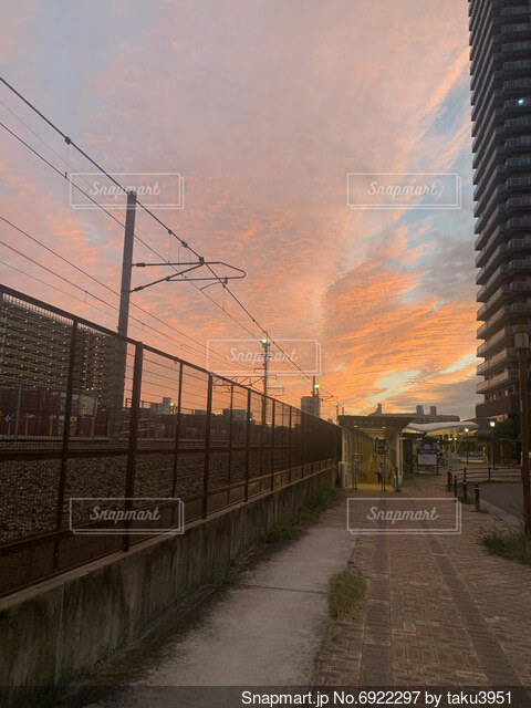 夕焼けの帰り道の写真・画像素材 6922297 Snapmart（スナップマート）