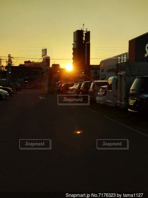 ライトアップされた夜の街の写真・画像素材 7176323 Snapmart（スナップマート）