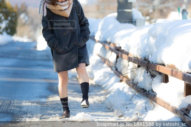 道に積もった雪で遊ぶ女子高生の写真・画像素材 1841586 Snapmart（スナップマート）