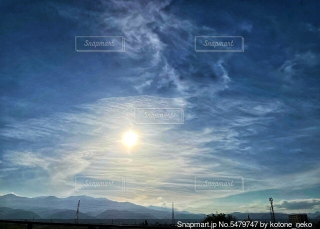 雲の隙間から見える太陽と山々の写真・画像素材 5479747 Snapmart（スナップマート）