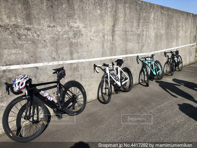 建物の脇に駐車している自転車の写真・画像素材 4417282 Snapmart（スナップマート）