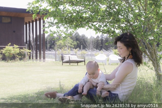 公園で赤ん坊を抱いている女性の写真・画像素材 2428578 Snapmart（スナップマート）