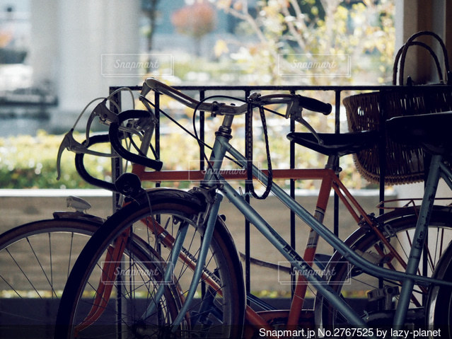 建物の脇に駐車している自転車の写真・画像素材 2767525 Snapmart（スナップマート）