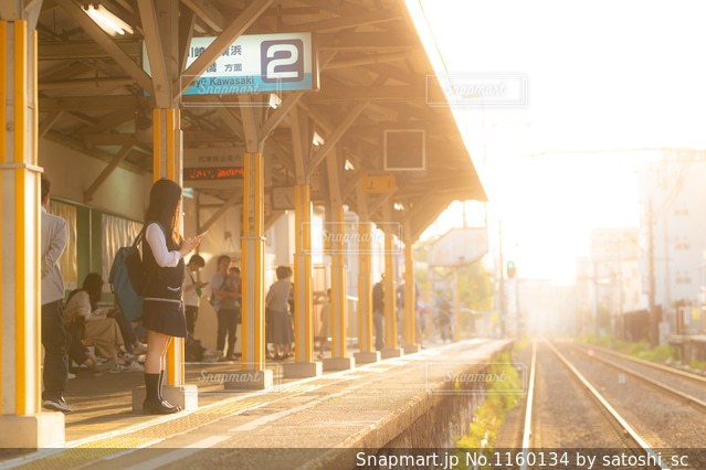 夕日が差し込む駅のホームで電車を待つ帰り道のjkの写真・画像素材 1160134 Snapmart（スナップマート）