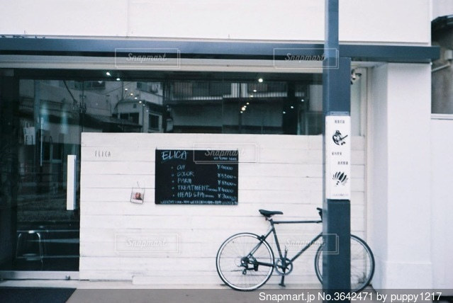 建物の脇に駐車している自転車の写真・画像素材 3642471 Snapmart（スナップマート）