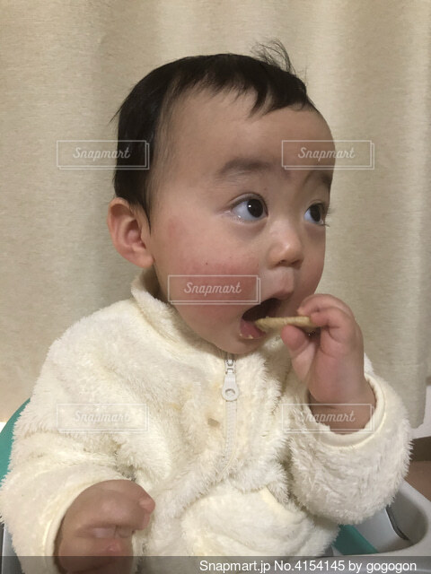 おやつを食べる赤ちゃんの写真・画像素材 4154145 Snapmart（スナップマート）