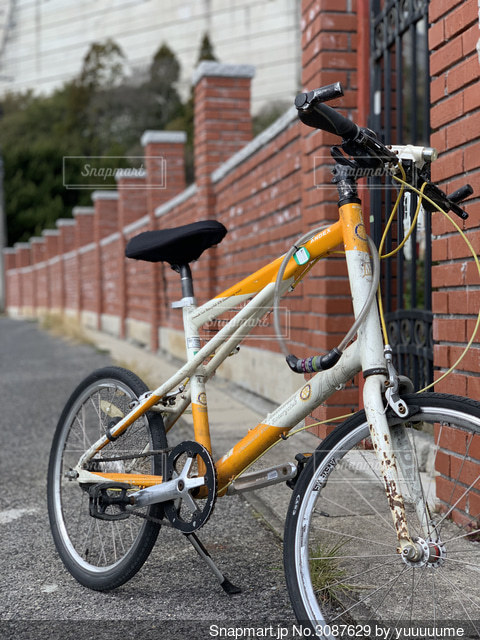 建物の脇に駐車している自転車の写真・画像素材 3087629 Snapmart（スナップマート）