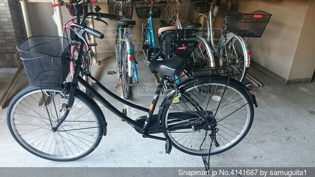 建物の脇に駐車している自転車の写真・画像素材 4141687 Snapmart（スナップマート）