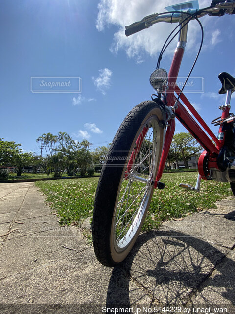 道路の脇に駐車している自転車の写真・画像素材 5144228 Snapmart（スナップマート）