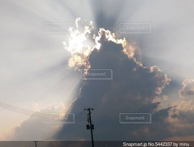 雲の隙間から差し込む太陽の光の写真・画像素材 5442337 Snapmart（スナップマート）