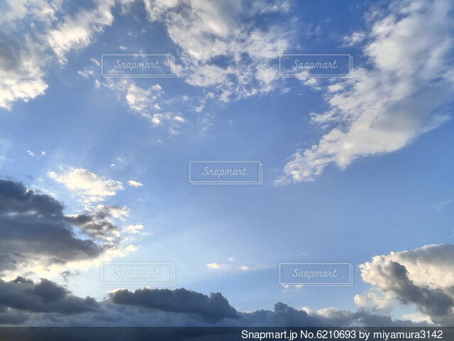 雲の隙間から差し込む太陽の写真・画像素材 6210693 Snapmart（スナップマート）