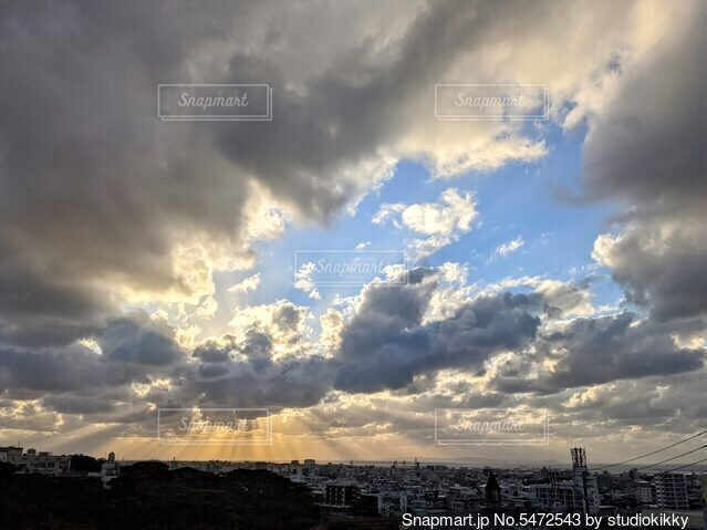 雲の隙間から差し込む光の写真・画像素材 5472543 Snapmart（スナップマート）