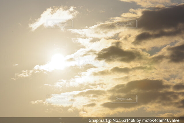 雲の隙間から差し込む太陽の写真・画像素材 5531468 Snapmart（スナップマート）