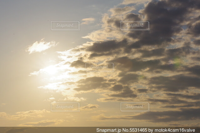 雲の隙間から差し込む太陽の写真・画像素材 5531465 Snapmart（スナップマート）