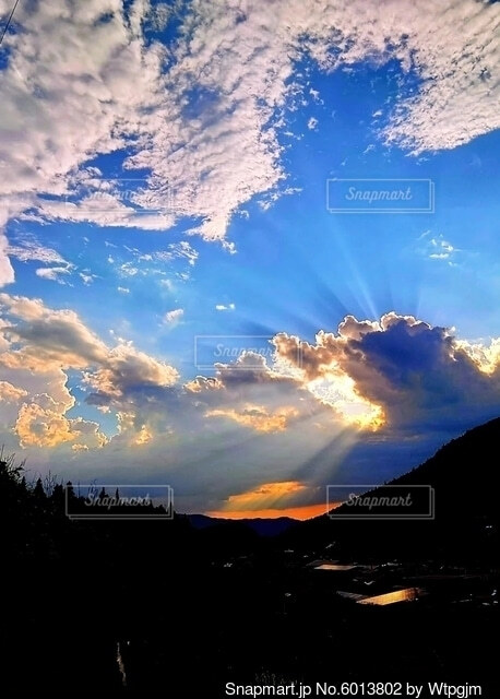 雲の隙間から差し込む太陽の光の写真・画像素材 6013802 Snapmart（スナップマート）