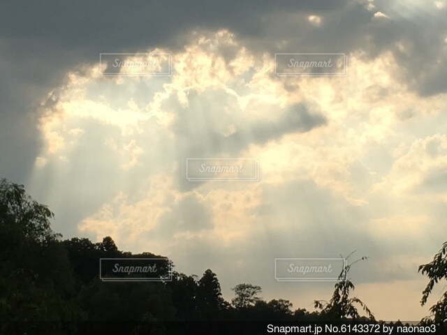 雲の隙間から差し込む太陽の光の写真・画像素材 6143372 Snapmart（スナップマート）