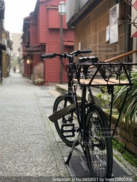 建物の脇に駐輪した自転車の写真・画像素材 6433621 Snapmart（スナップマート）