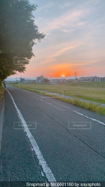 夕焼けの帰り道の写真・画像素材 6601160 Snapmart（スナップマート）