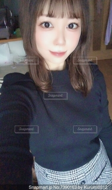 カメラ目線で見る女性の写真・画像素材 7390163 Snapmart（スナップマート）