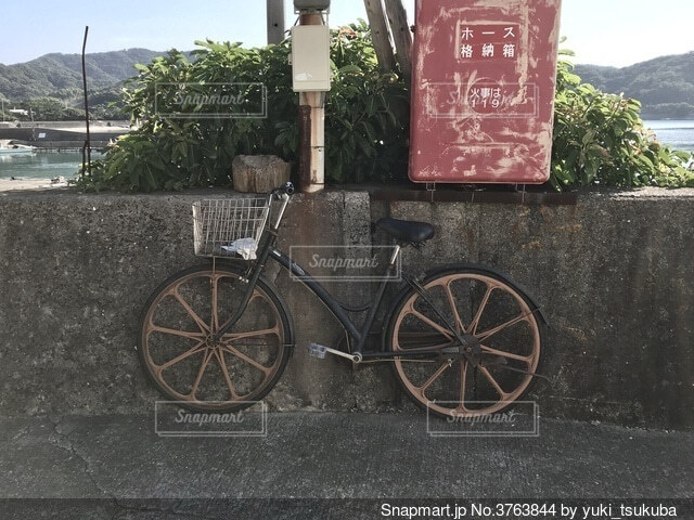 建物の脇に駐車している自転車の写真・画像素材 3763844 Snapmart（スナップマート）