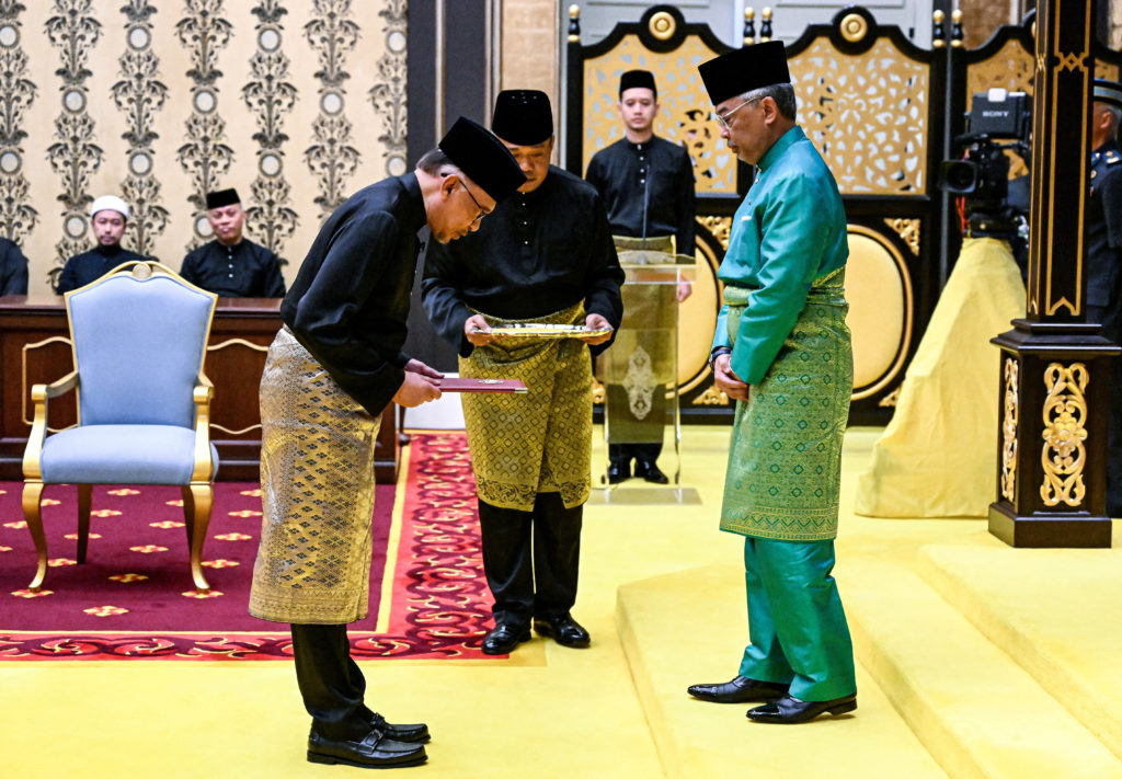 Malaysias Long Time Reformist Leader Anwar Ibrahim Sworn In As Prime